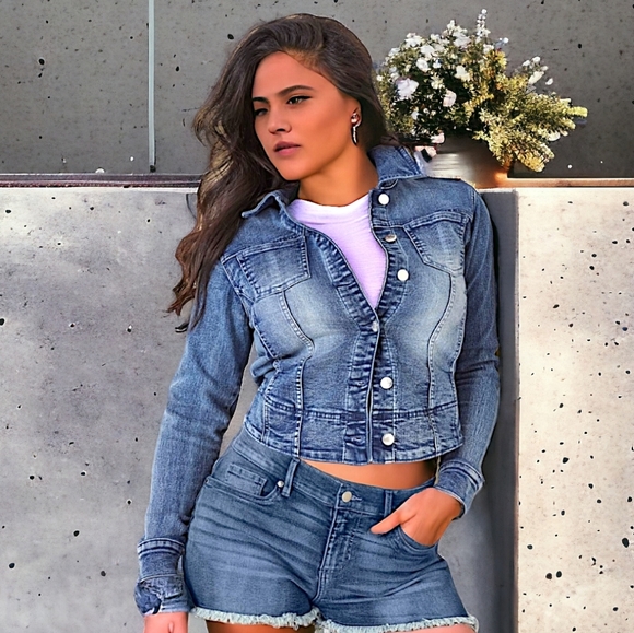 VENUS | Jackets & Coats | Venus Classic Jean Jacket Medium Wash Cropped Fit With Pockets Nwt Xl ...